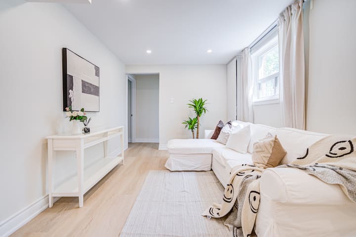 Entire Main 2 Bedroom Cozy Unit - Markham