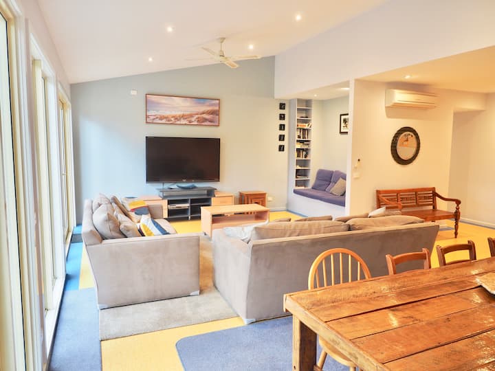 The Beachcomber/ Linen Supplied/ No Pets - Inverloch