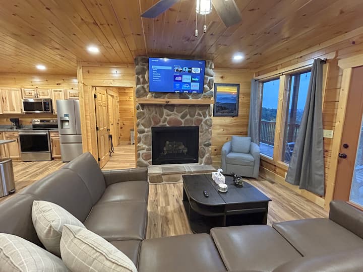 Brand New With Indoor Pool-black Bear Plunge! - Pigeon Forge, TN