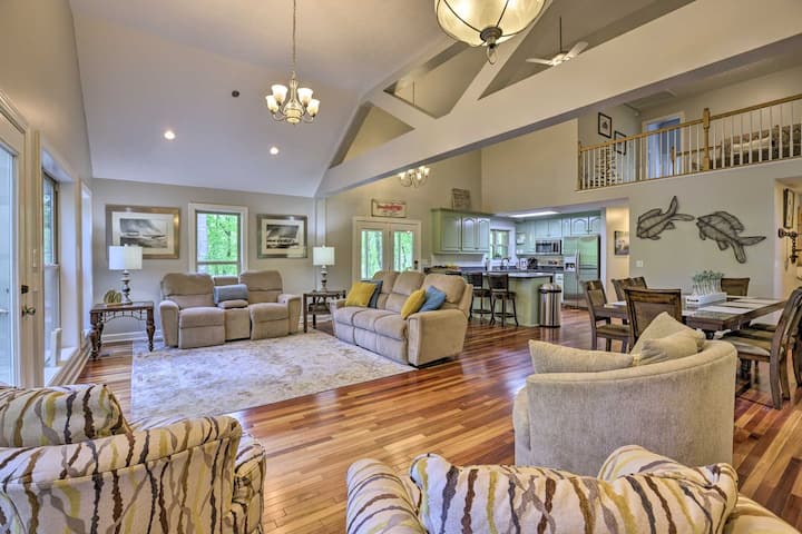 Dockside Lakefront Escape W/ Deck Views - Lake Martin, AL