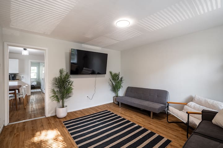 2 Br Sunny Downtown Hideaway - Milwaukee, WI