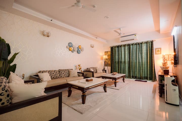 Cozy & Boho 4bhk W/ Scenic Balcony & Amenities - Ghaziabad