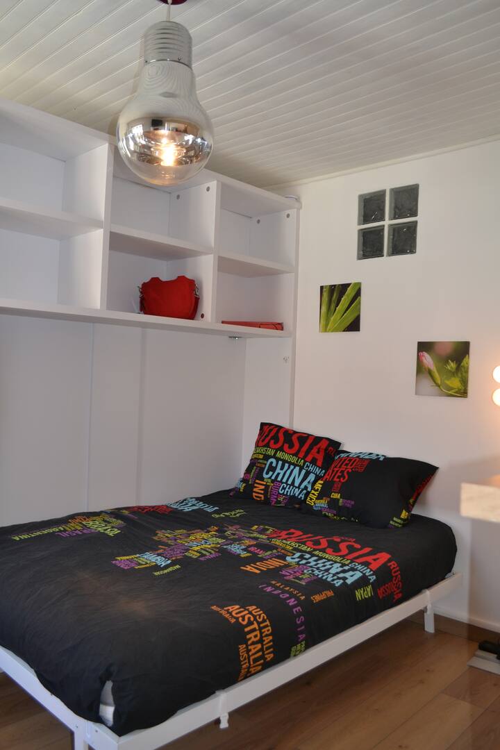 Beautiful Bedroom In Center Town - Nice