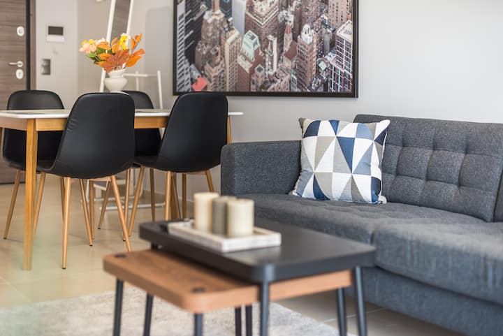 Modern And Bright City Apartment W/free Parking - Пирей