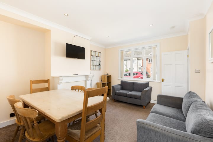 Clean 3-bed Home In Stratford - Stratford-upon-Avon