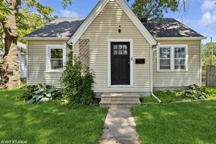 Bright Beaverdale Retreat - Des Moines, IA