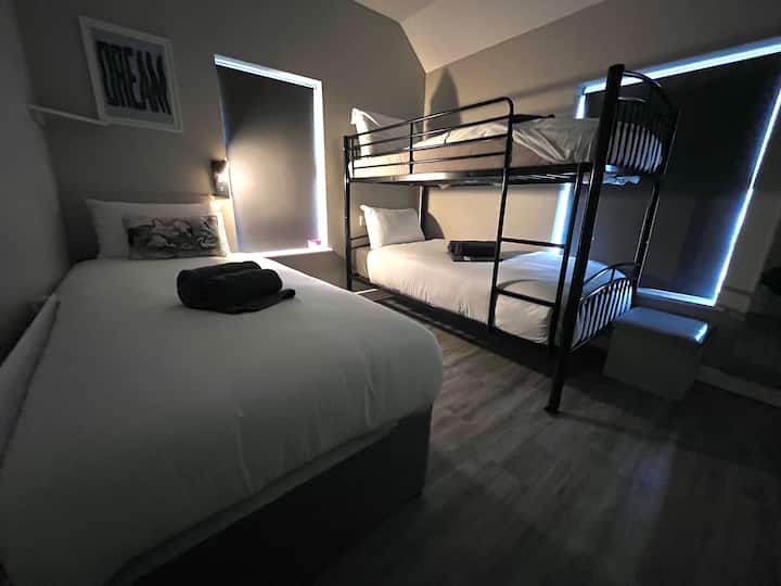 Triple Room (Bunk & Sgl Bed, Shared Bathroom) - Sligo