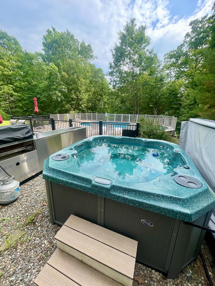 5 Bedroom Home Pool & Hot Tub - Dover, NH