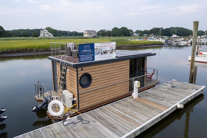 Waterlodge 1br Luxury Houseboat - New Shoreham, RI