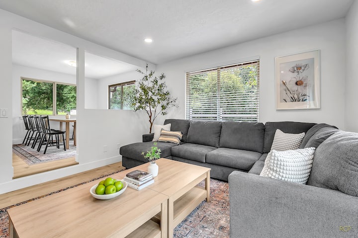 5 Bedrooms 8 Beds - Troutdale, OR