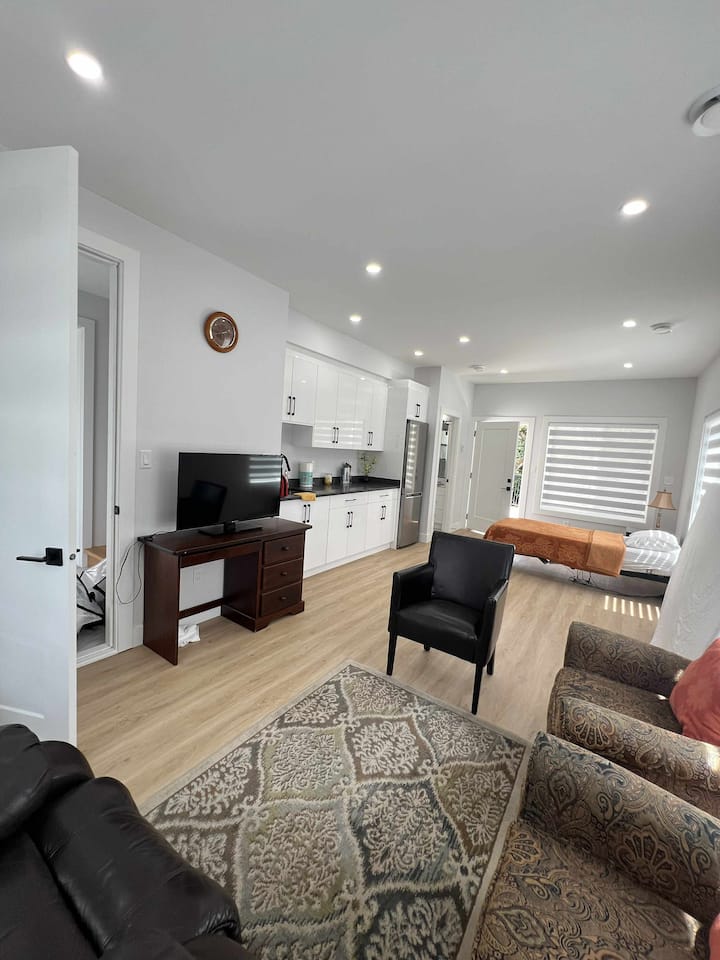 Bachelor Suite Full Bathroom With Private Entrance - Victoria