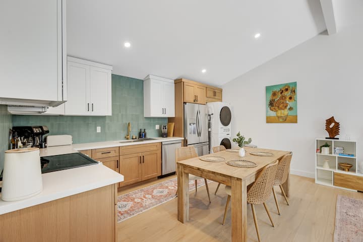 Spacious 2 Bed In Walkable Distance Free Parking - Santa Monica, CA