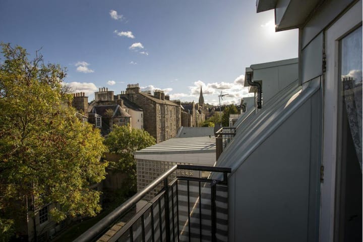 Two Bedroom Flat Just Off Leith Walk - Edinburgh