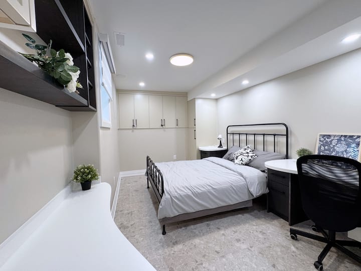 Heart Of Toronto | Spacious Near Ago + Backyard - Toronto