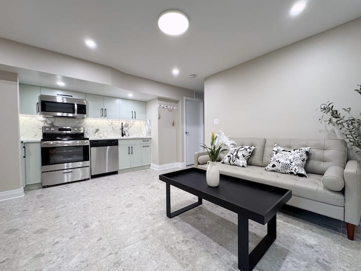 Heart Of Toronto | Spacious Near Ago + Backyard - Toronto, ON
