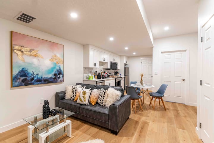 *Beautiful & Luxury Legal Basement*in Windermere - Canada