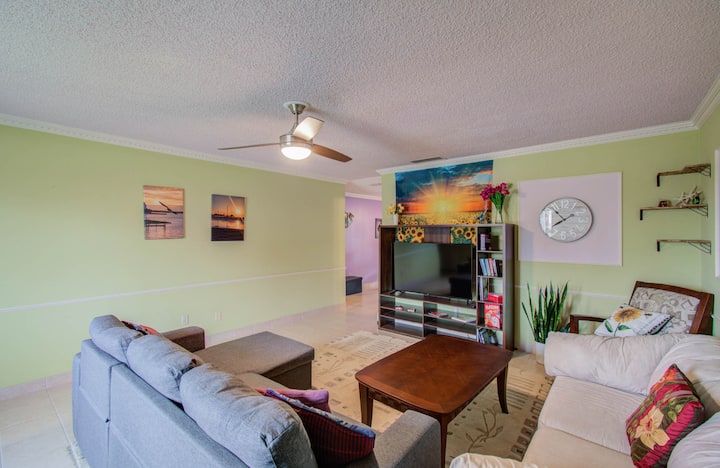 Galveston Beach Escape | Sleeps 8 - Texas City, TX