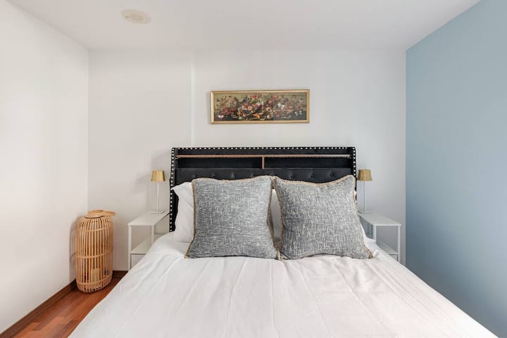 Mid-town Toronto Condo - Toronto