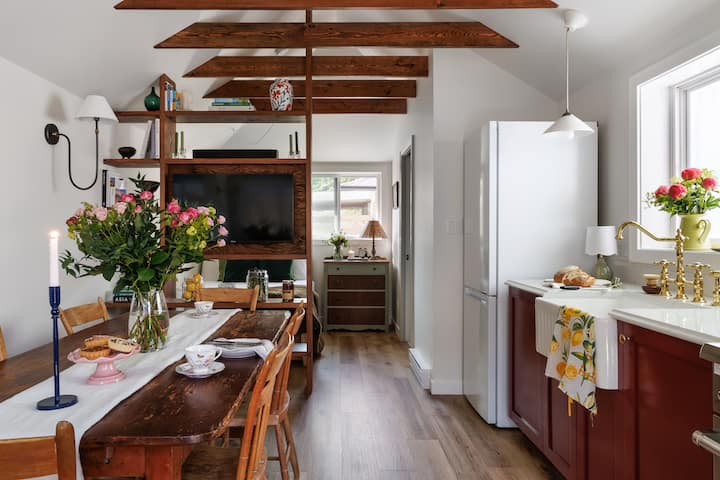 Maplewood Cottage: English Charm, West Coast Soul. - Victoria
