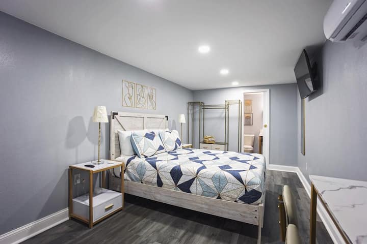 Luxury 1 Br Free Wifi 1 Mile From Hard Rock Casino - Tampa