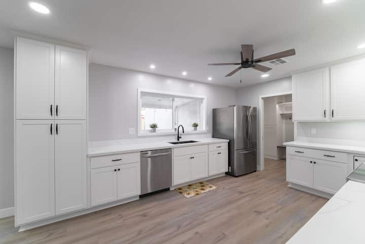 Delightfully Sunny Main House - Mesa, AZ