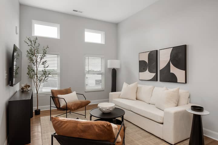 Italian Village | Hosts 2 | 1 Bedroom | Pool & Gym - Nationwide Arena