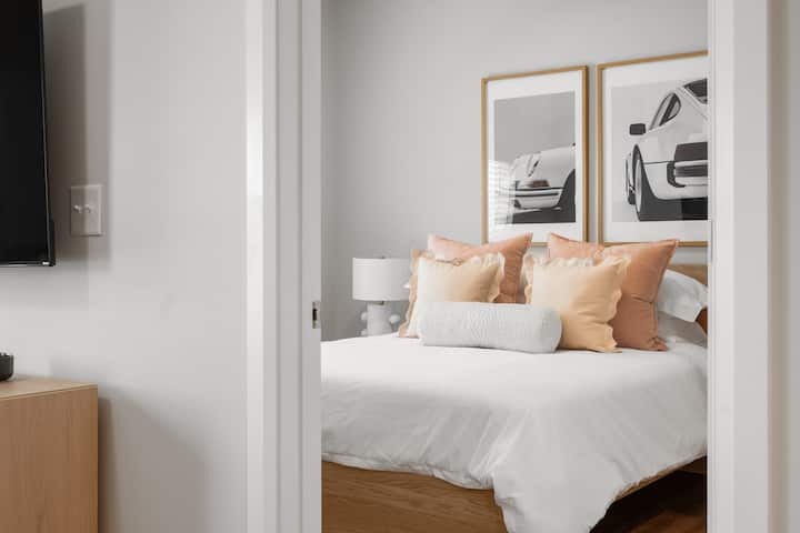 Italian Village | Hosts 2 | 1 Bedroom | Pool & Gym - Ohio