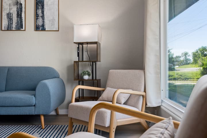 Blue Haven At Hines | Stylish 2bd Stay - Peoria, IL