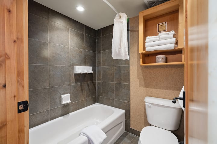 Premium Banff Loft Suite | Sleeps 6 +Balcony - Banff