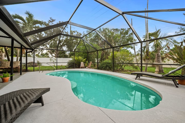 Palm Breeze Pool Home - Anna Maria Island, FL