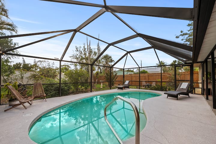 Palm Breeze Heated Pool Home - Anna Maria Island, FL