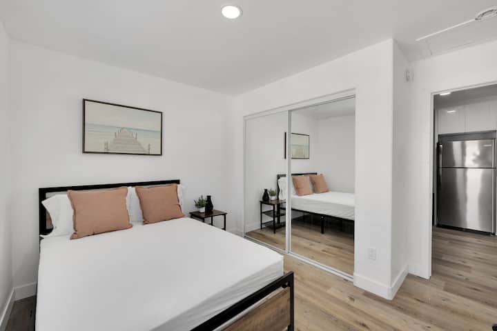Bedroom With Shared Bath. - Oxnard, CA