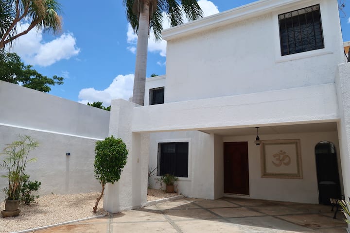 Casa Om: Amplia, Equipada Y Con Piscina. - Mérida