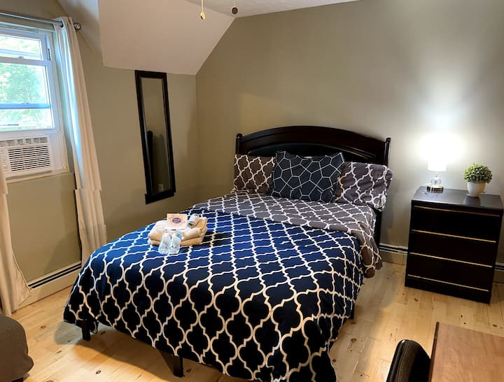 Private Room By Clark + Wi-fi - Worcester, MA