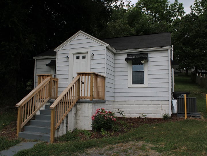 Beautiful Quaint Kingsport Home - Fort Patrick Henry Lake, TN