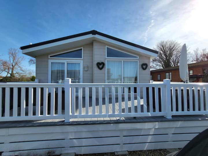 Lovely Lakeside Lodge Chichester - Chichester