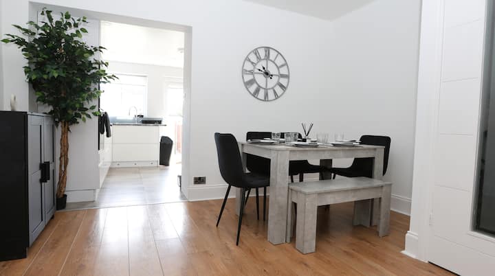 2 Bed House In London With Games Room And Parking - Chingford