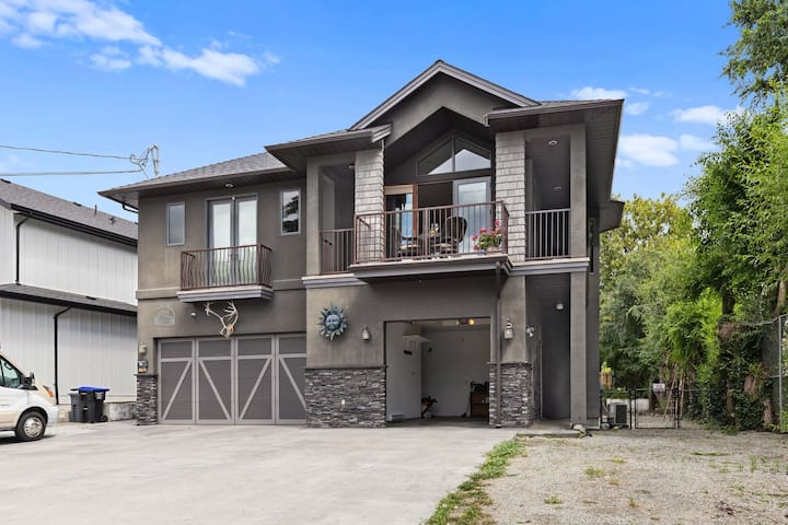 Quiet Home With Garage Parking. - Kelowna