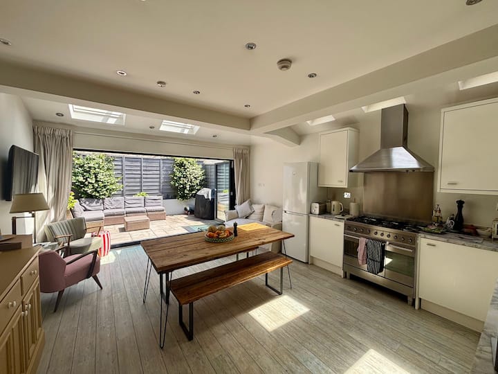 Open & Airy Clapham Flat - London