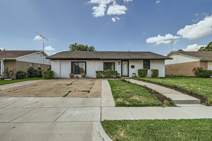 Charming Greenbrook Home Near Dining, Parks & Fun - Carrollton, TX