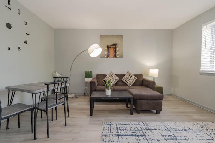 City Comfort! Modern 1br Walk To Dining + Laundry - Evanston, IL