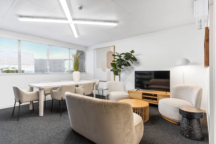 Relax, Work, Park – Your Ideal Airport Base - Auckland