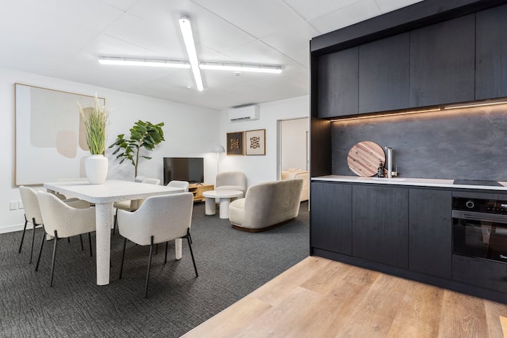 Relax | Work | Free Parking – Airport Base - Auckland