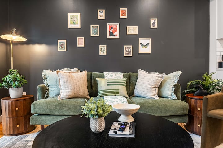 Chic 2 Bd Home In K-town | Balcony & Free Parking - Windsor Square - Los Angeles