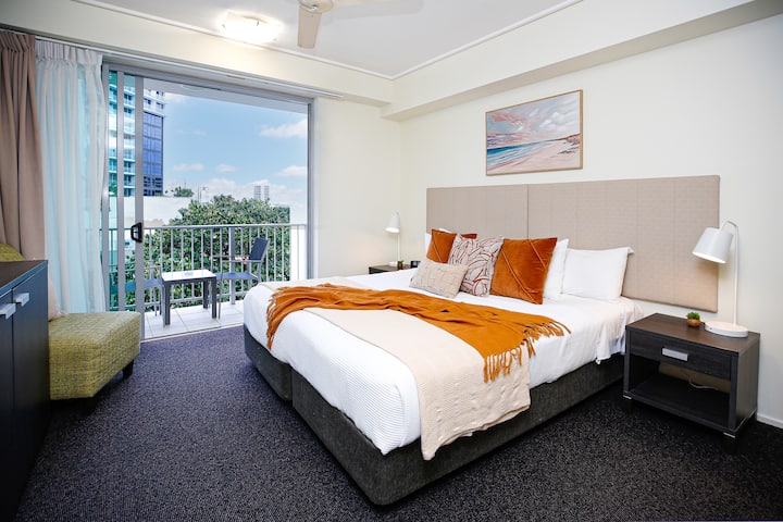 Studio In Heart Of Cairns With Swimming Pool/bbq - Cairns
