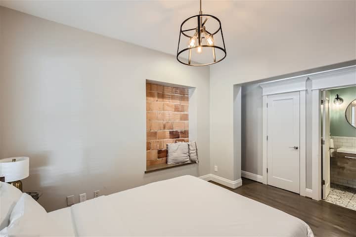 Lemmon 103: Modern Comfort In Oak Lawn - Dallas, TX