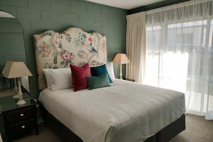 Birds Of A Feather - 네이피어