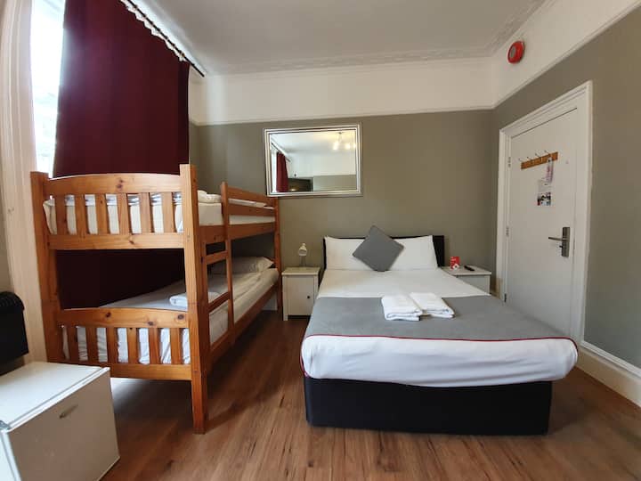 6 Bed Hotel Room In Victoria - London