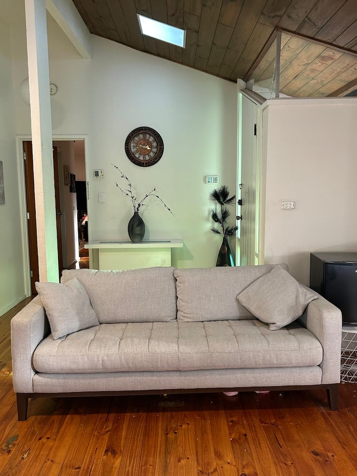 Cozy Private Suite With 85" Tv - Lilydale