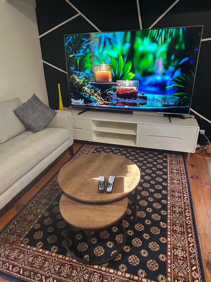 Cozy Private Suite With 85" Tv - Lilydale